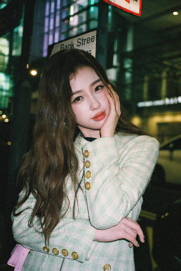 Yu Shuxin's latest photo wears pink sunglasses and is cute and cute ...