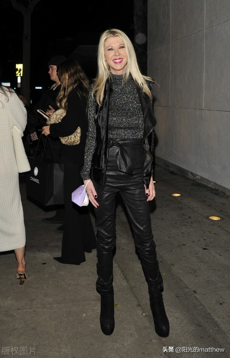 Actor Tyra Reid wears black and wears tall, attractive blonde, red lips ...