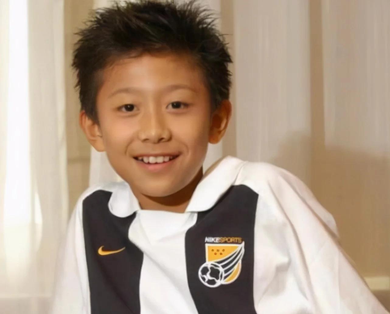 At the age of 8, he became popular with the corner of "Red Boy", and at ...