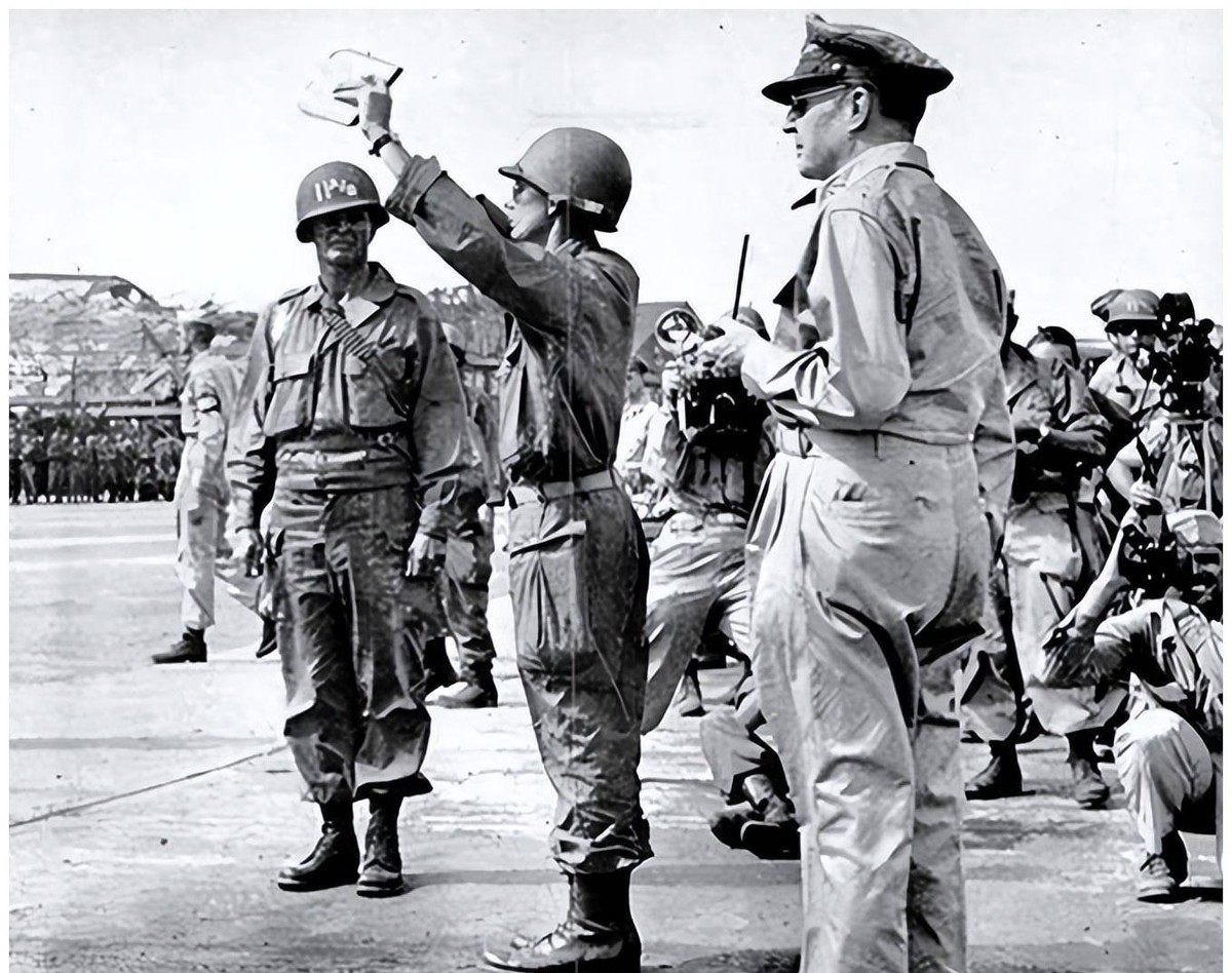 Why was MacArthur called the "emperor"? Look at how domineering he was ...