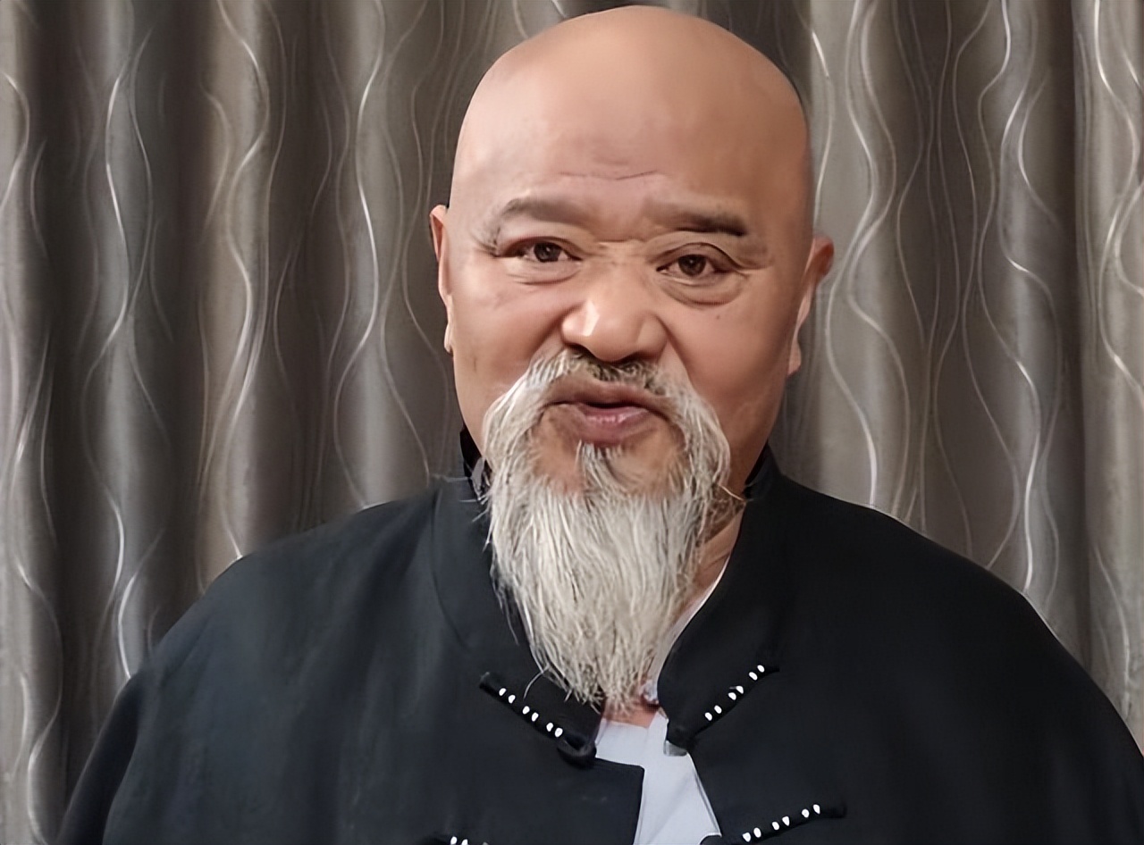 Li Qi's retired life is exposed, and the street stalls sell barbecue ...