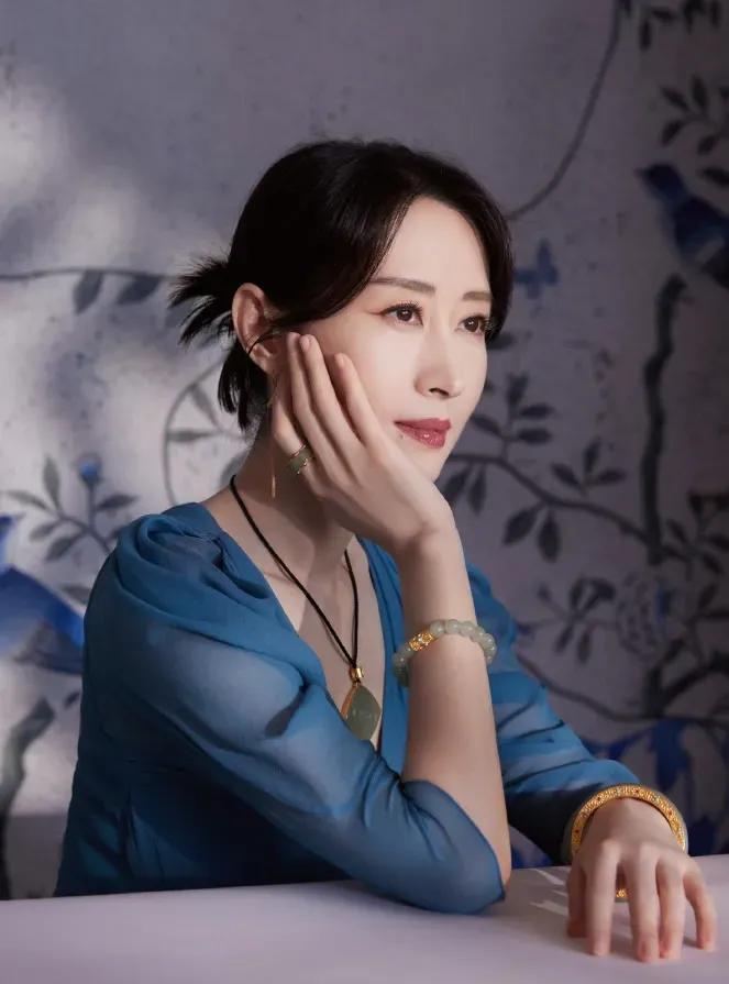 Liu Mintao's long blue dress and confident smile fully show the ...