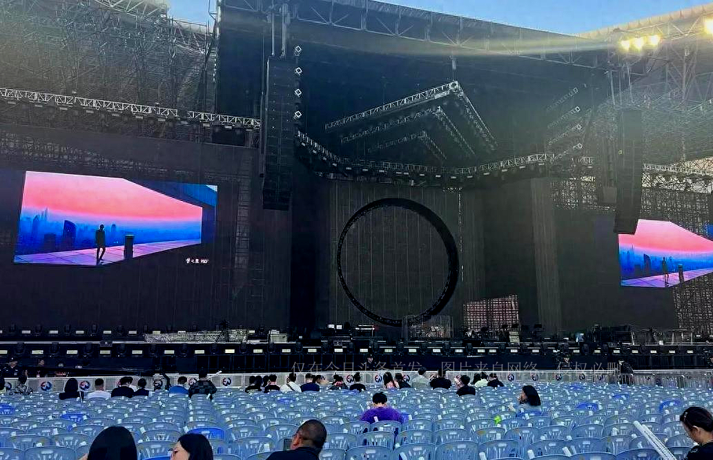 Jay Chou held a concert in Hong Kong. Hong Kong stars all sent flower ...