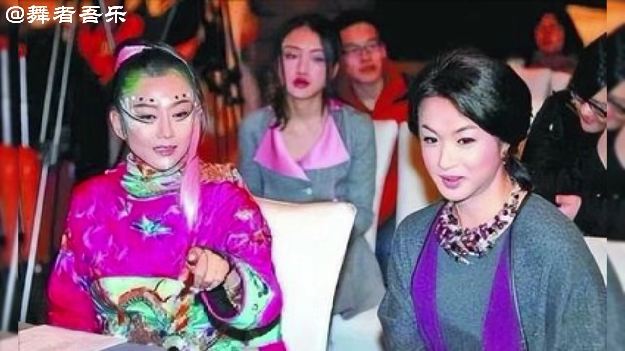 Two female dancers who are "ruthless" to themselves, the masters of the ...