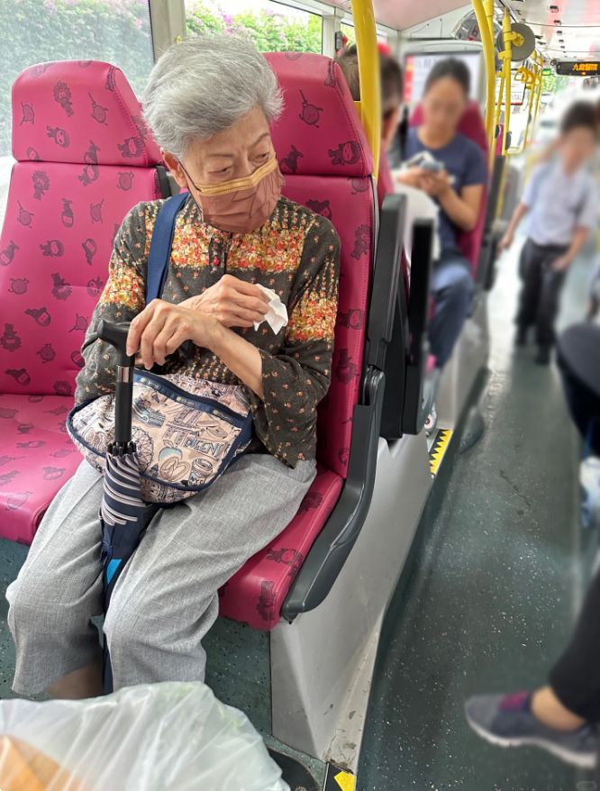 88-year-old Luo Lan was bumped into on a bus during the Ghost Festival ...
