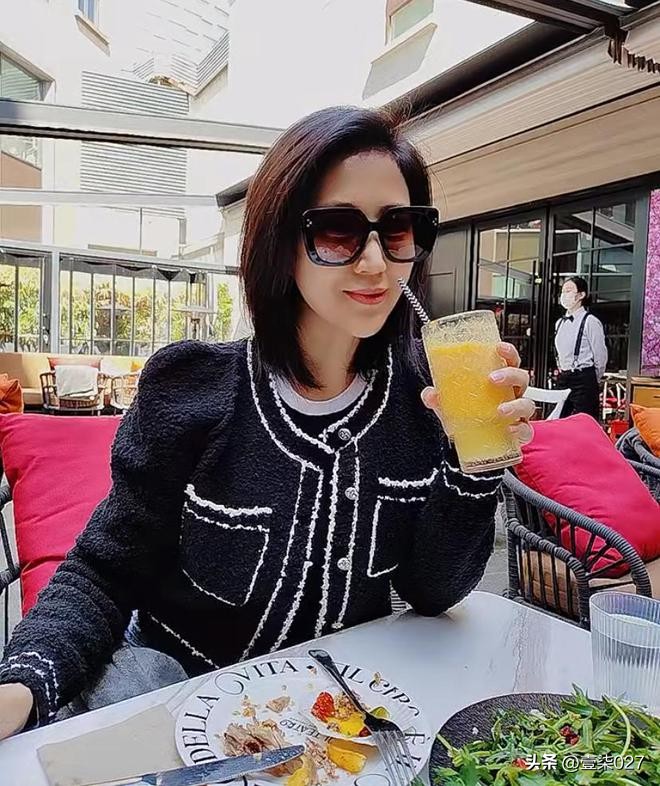 Bao Lei and Lu Yi wore the same sunglasses and showed a bright smile ...