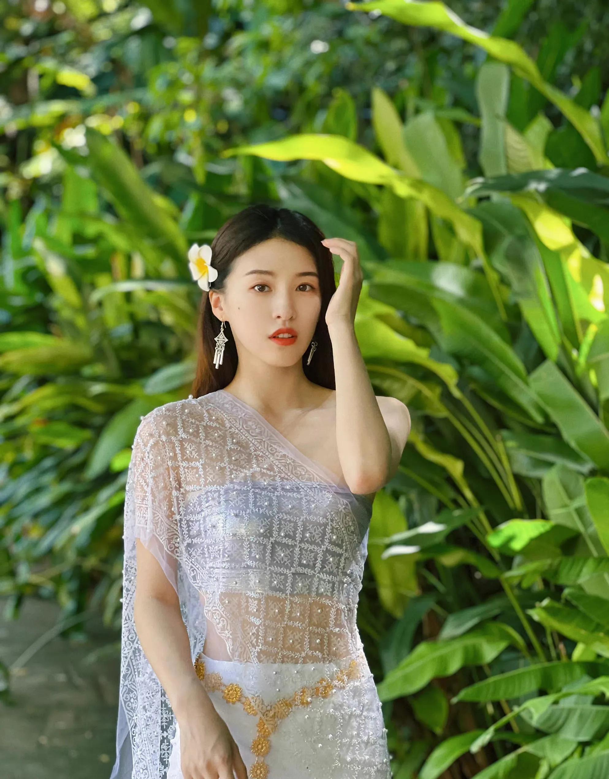 Du Yuchen and her best friend go out to play, wearing a flower on their ...