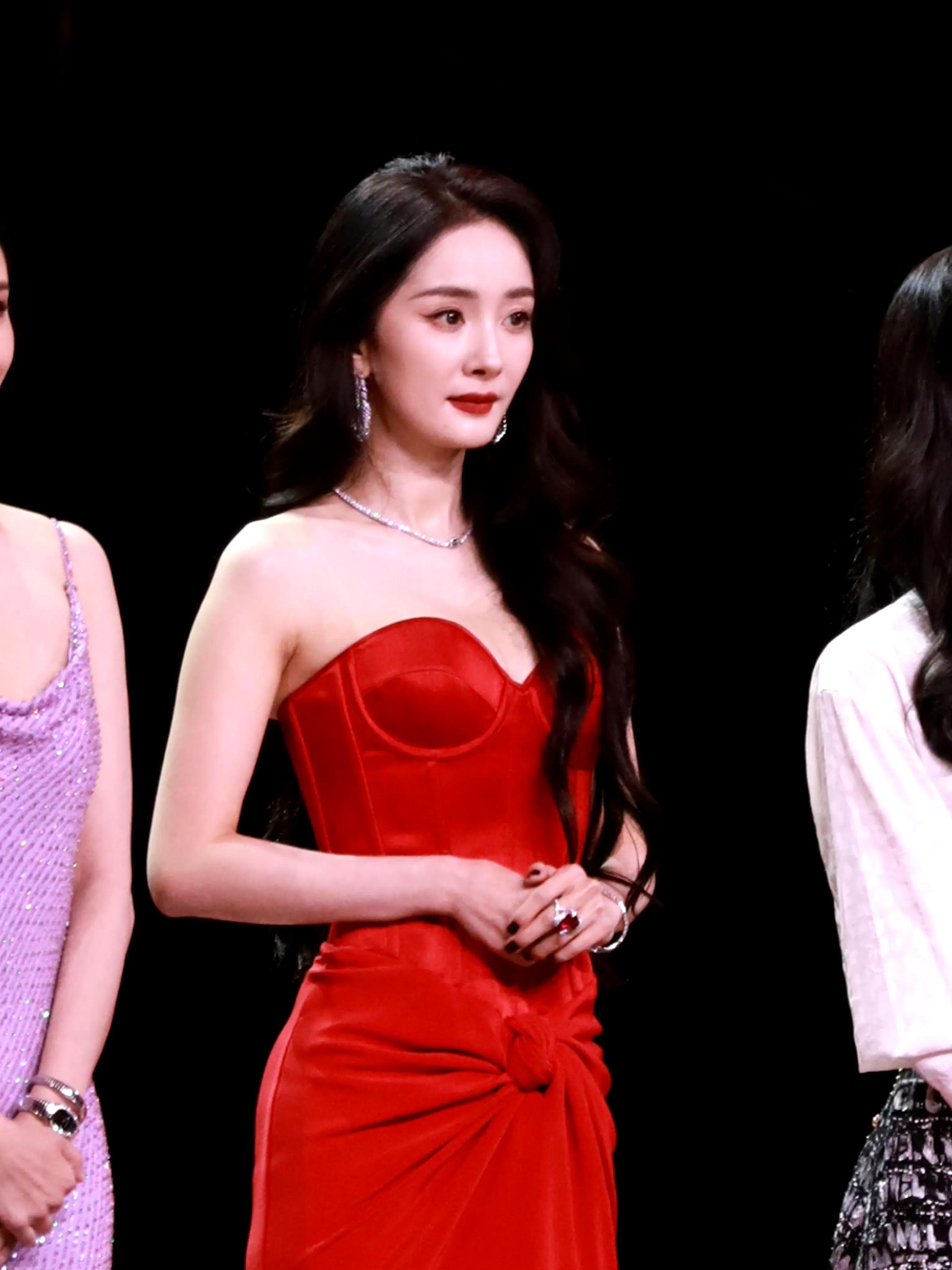 A Red Rose Escaped from the Thorns - Yang Mi - iNEWS