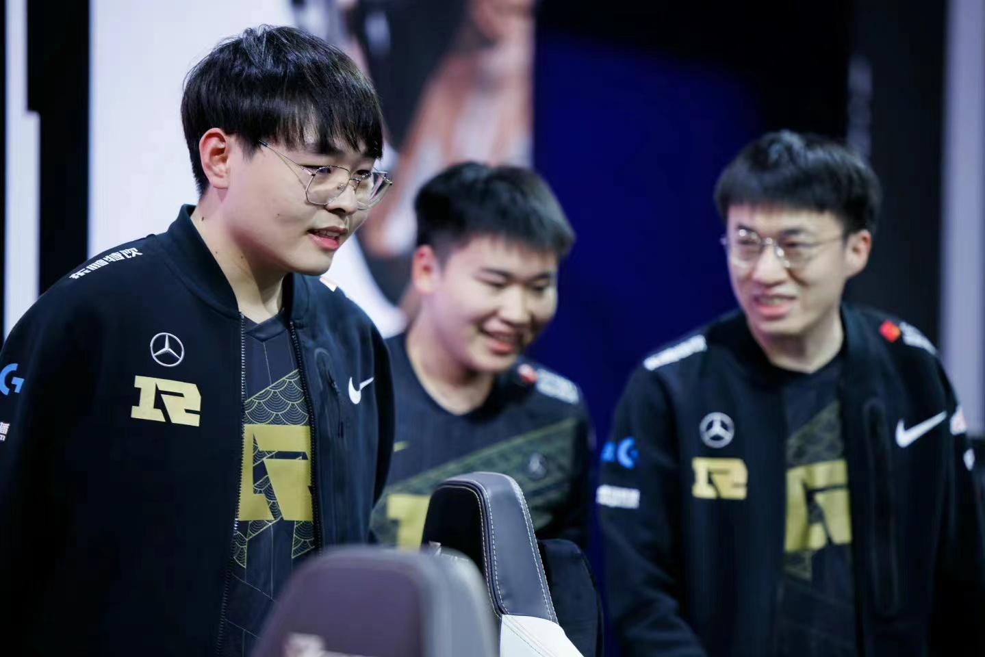 RNG defeated 100T to usher in a 3-game winning streak in the group stage!Little tiger Akali ...