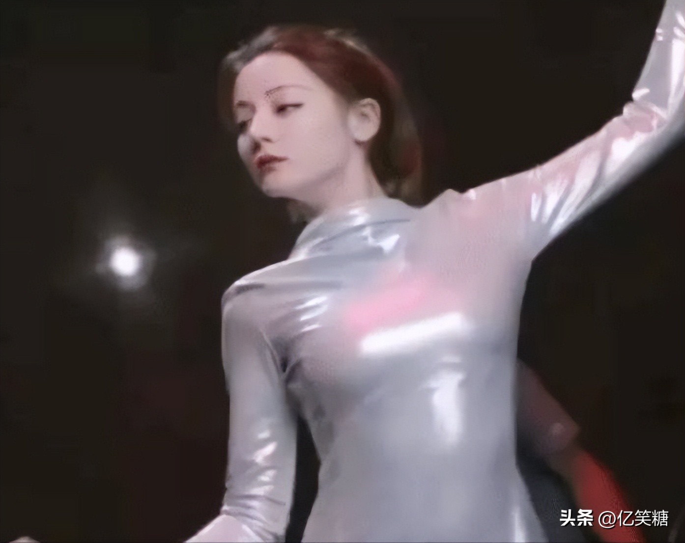 How attractive is Di Ali Gerba?Wearing "tin foil" as a cheongsam, the ...