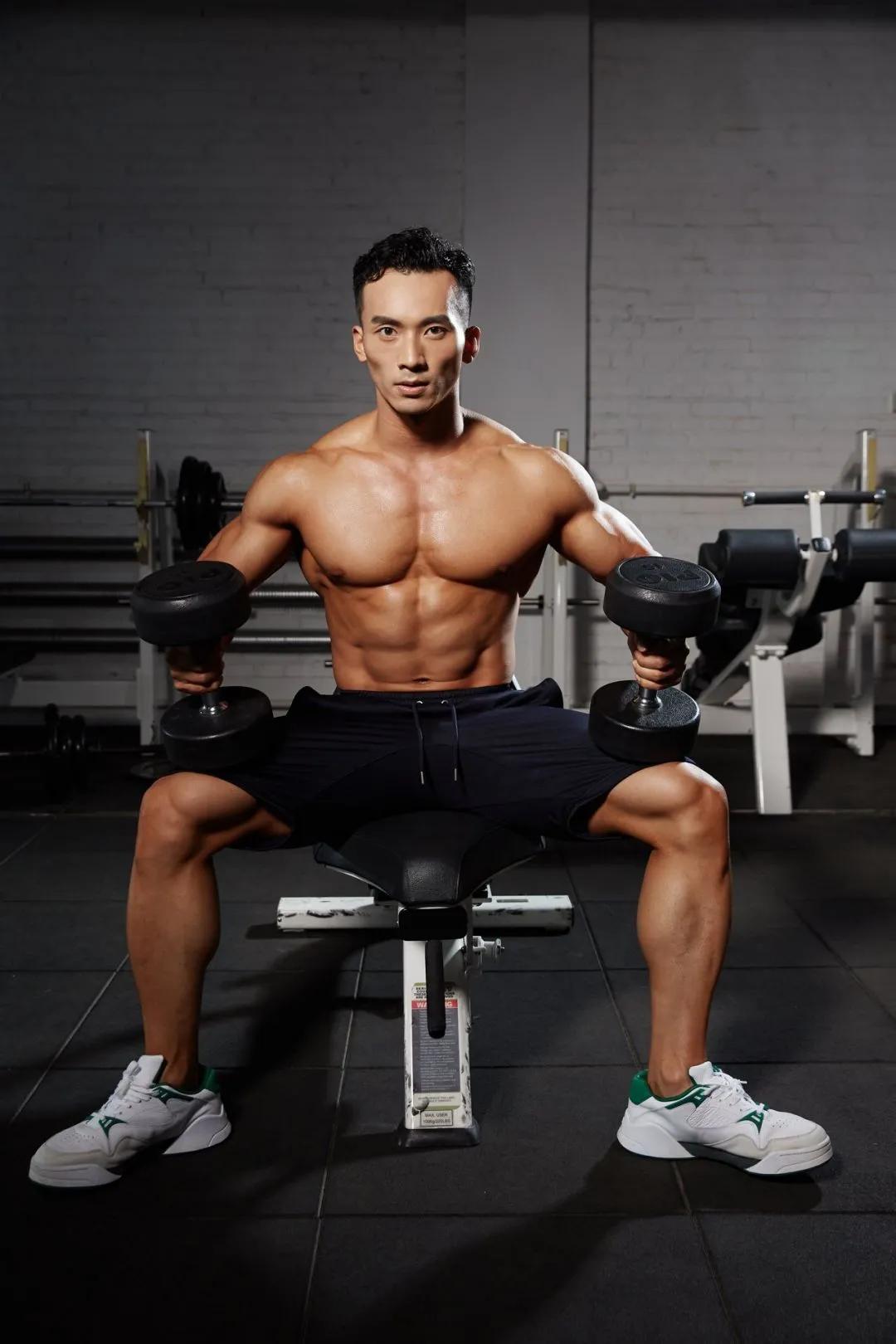 Bodybuilding champion Zheng Shaozhong - iNEWS