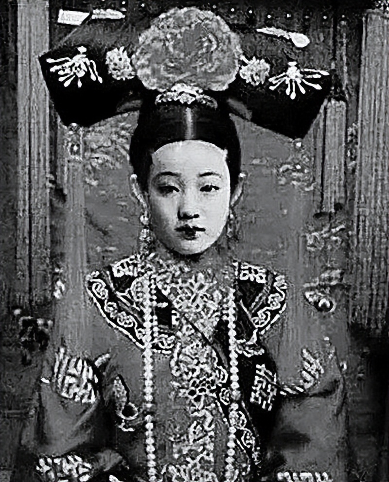 In addition to serving the emperor, how did the concubines of the Qing ...