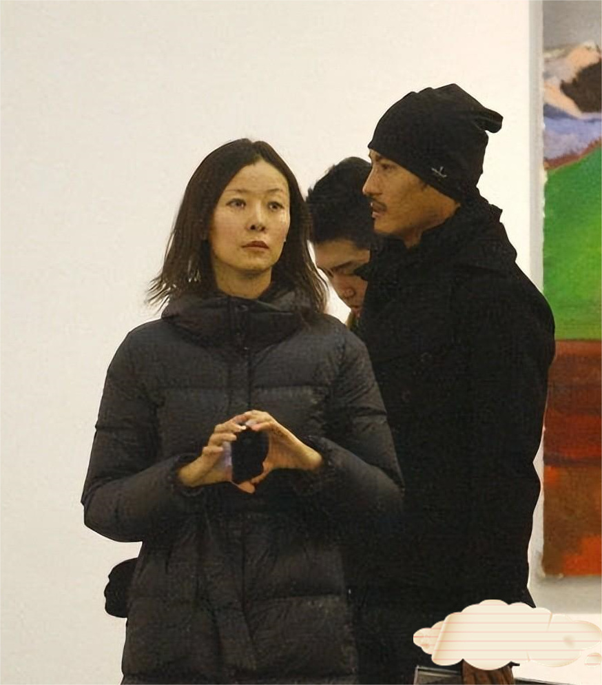 Living with Kong Lin and dating Ke Lan, but now secretly marrying ...