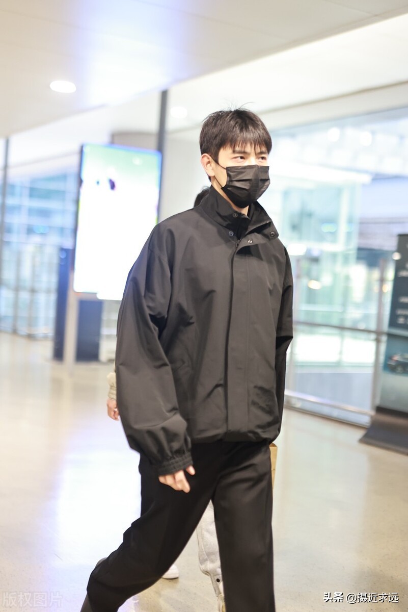 The handsome boy Chen Feiyu appeared at the Shanghai airport in a ...