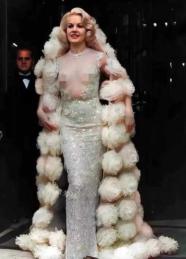 Stunning photo from 1964 shows international sexy actress Carol Baker - iMedia