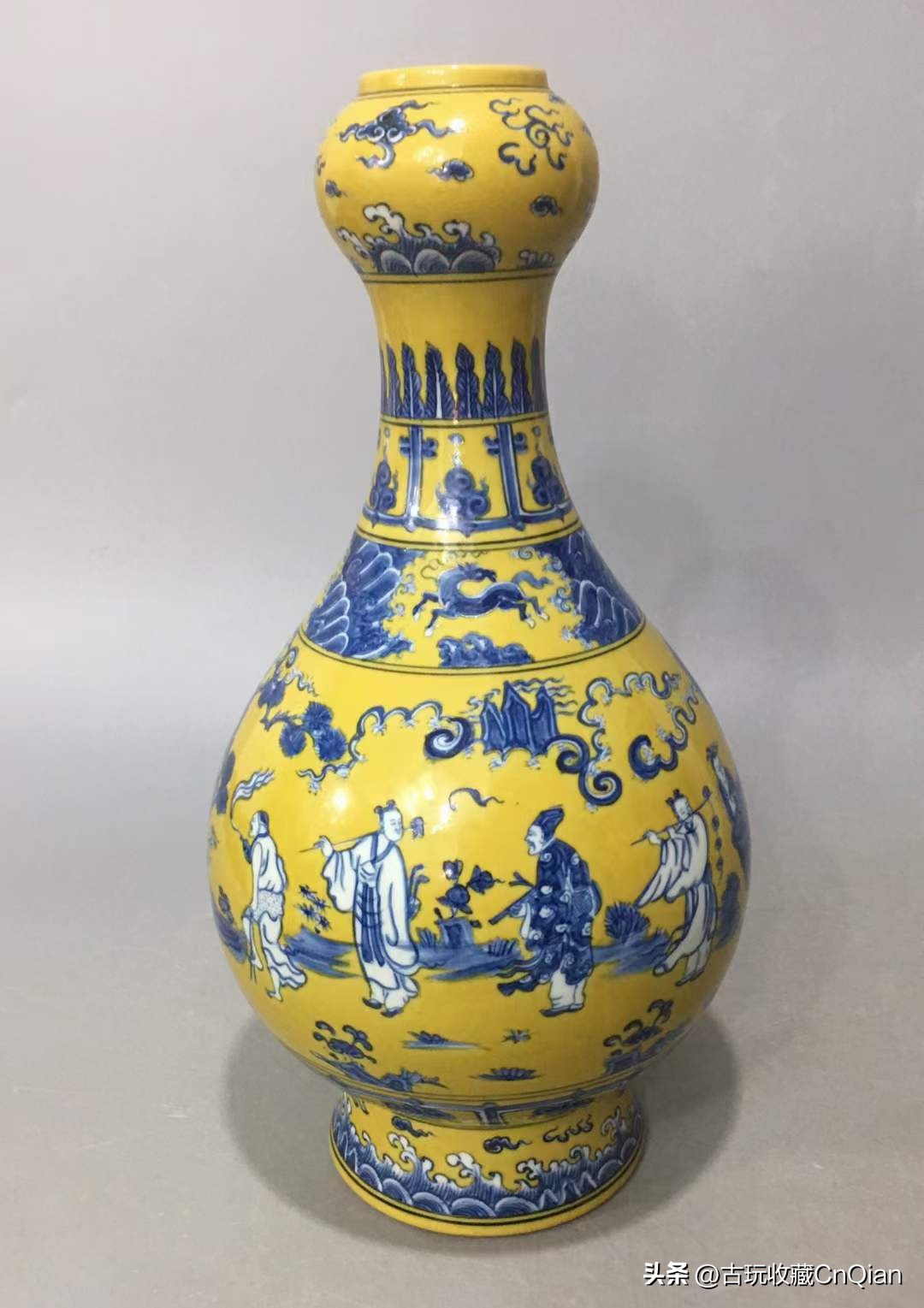 Yellow Ground Blue and White Eight Immortals Birthday Garlic Vase ...