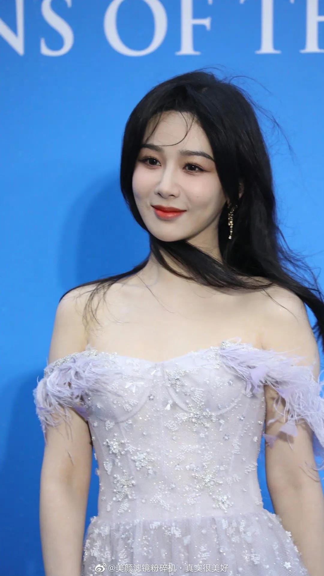 At the scene of Yang Zi's event, Ah Zi in the wind and rain is like a ...