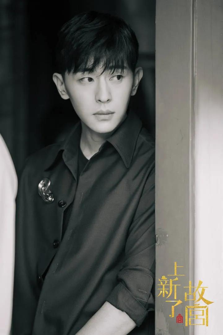 Beautiful young man in the Forbidden City - Deng Lun Wallpaper - iNEWS