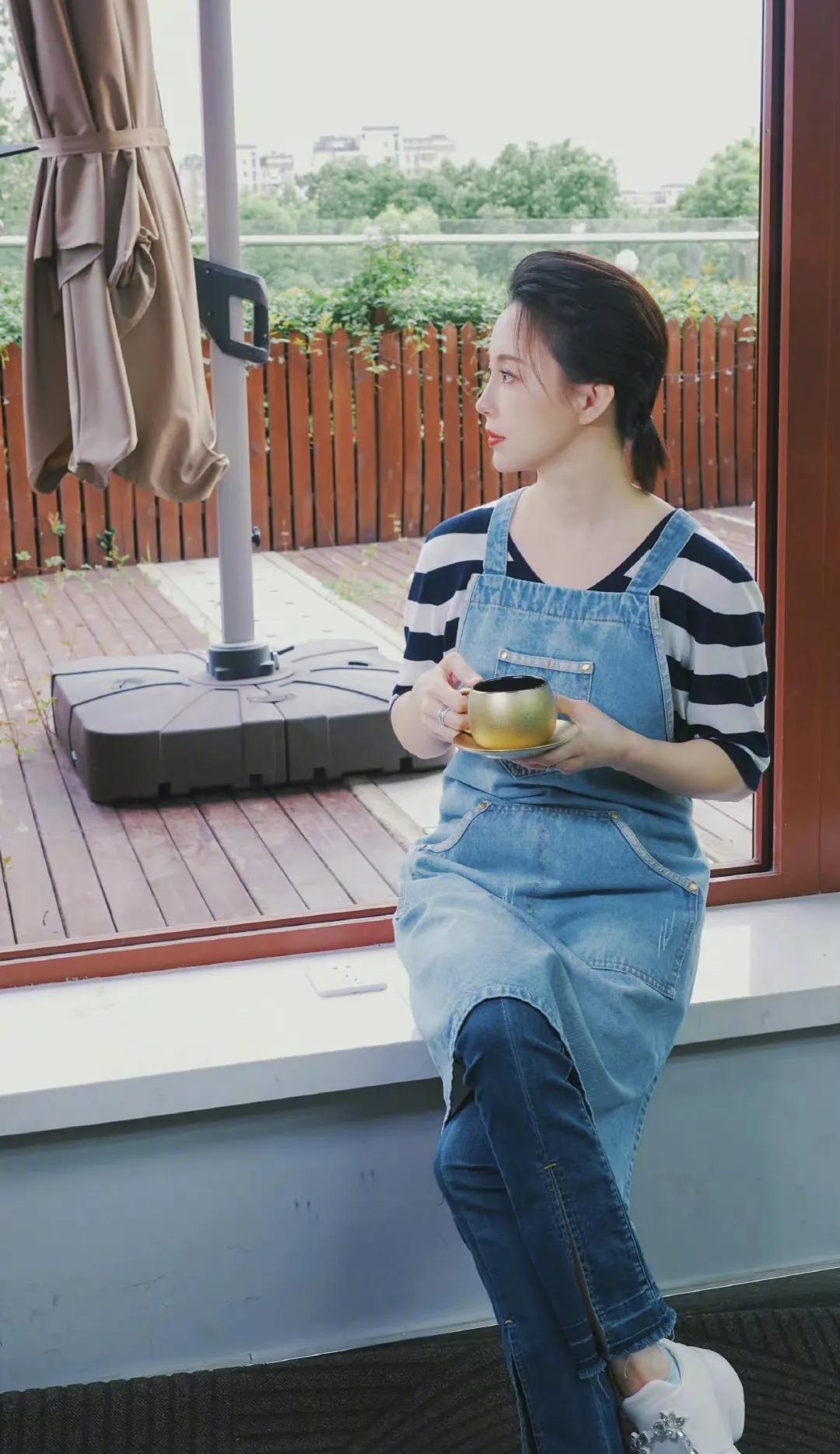 Pan Xiaoting's apron area, playing billiards, super cool.Really worthy ...