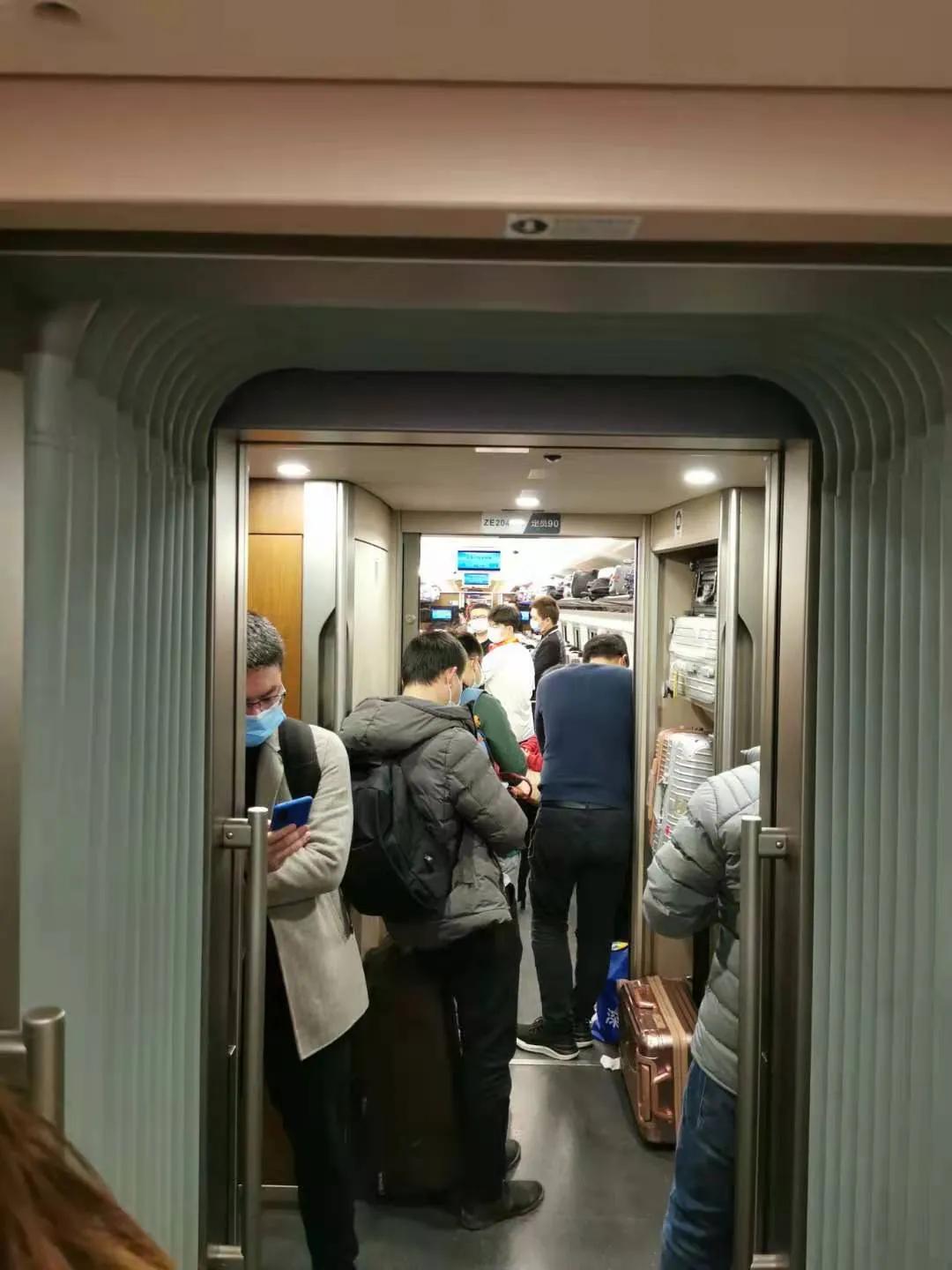 Recently, someone asked children to sit on the high-speed rail for 10 ...