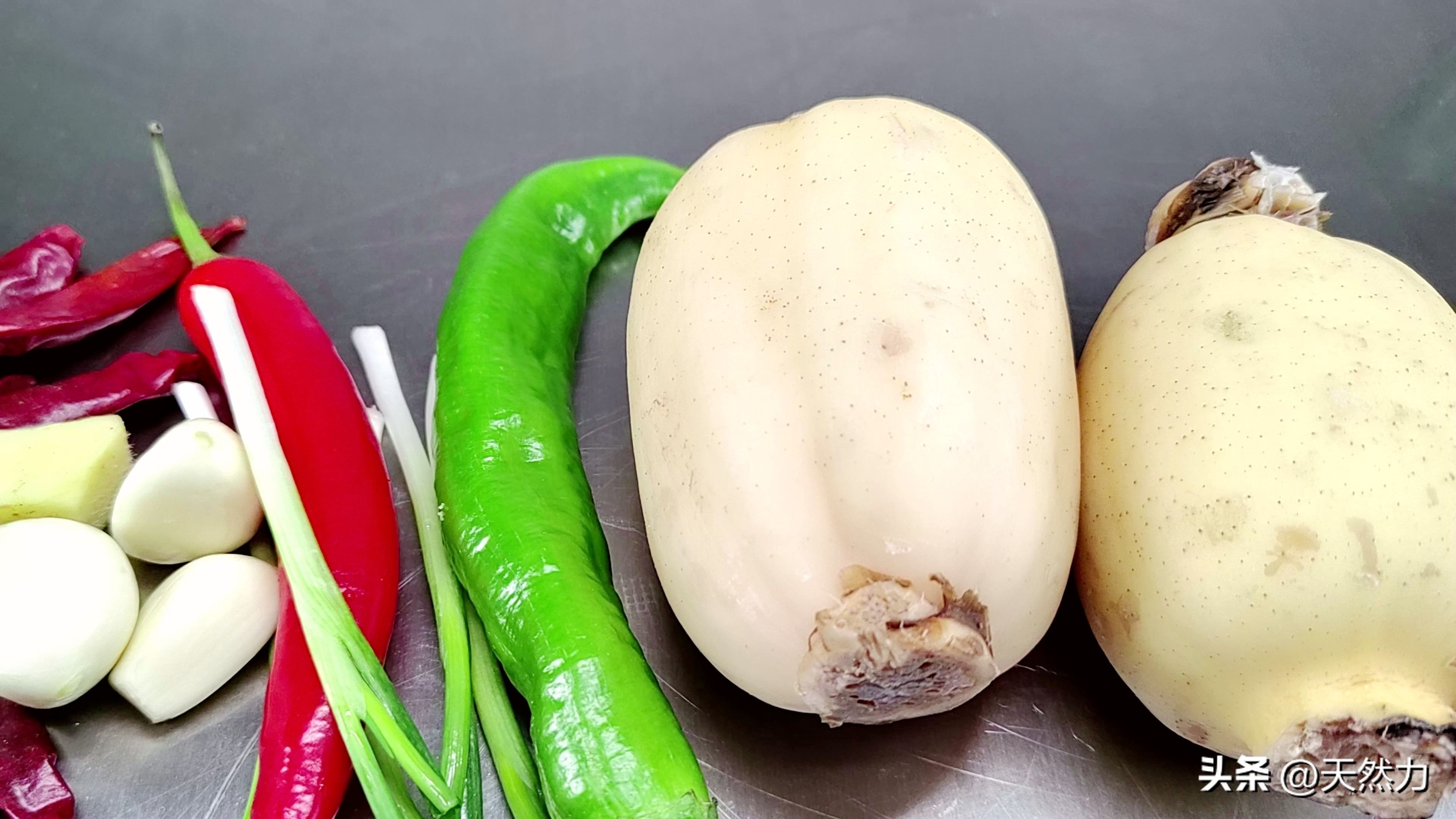 How to fry lotus root so that it does not turn black, the taste is ...