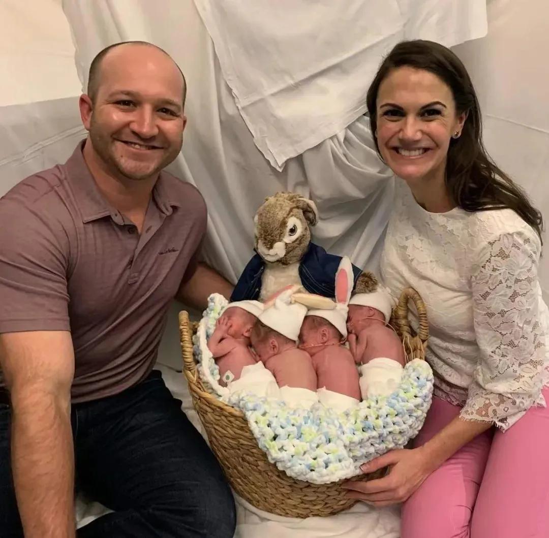 American woman gives birth to identical quadruplets, four identical ...