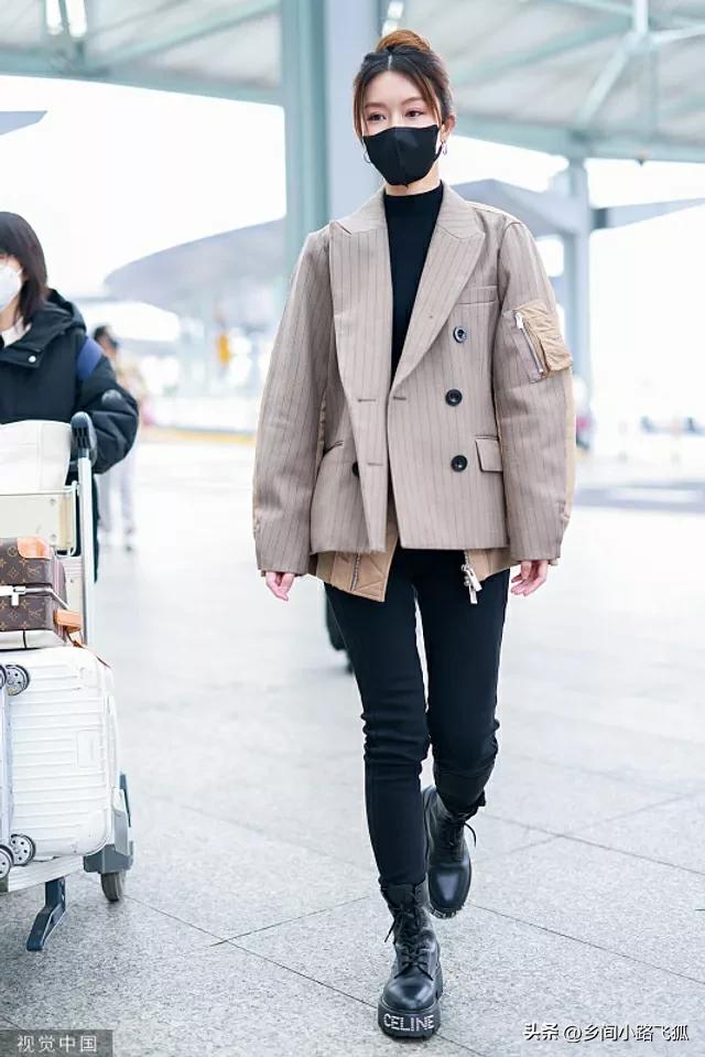 Wen Yongshan looks capable in a silhouette suit and smiles kindly ...