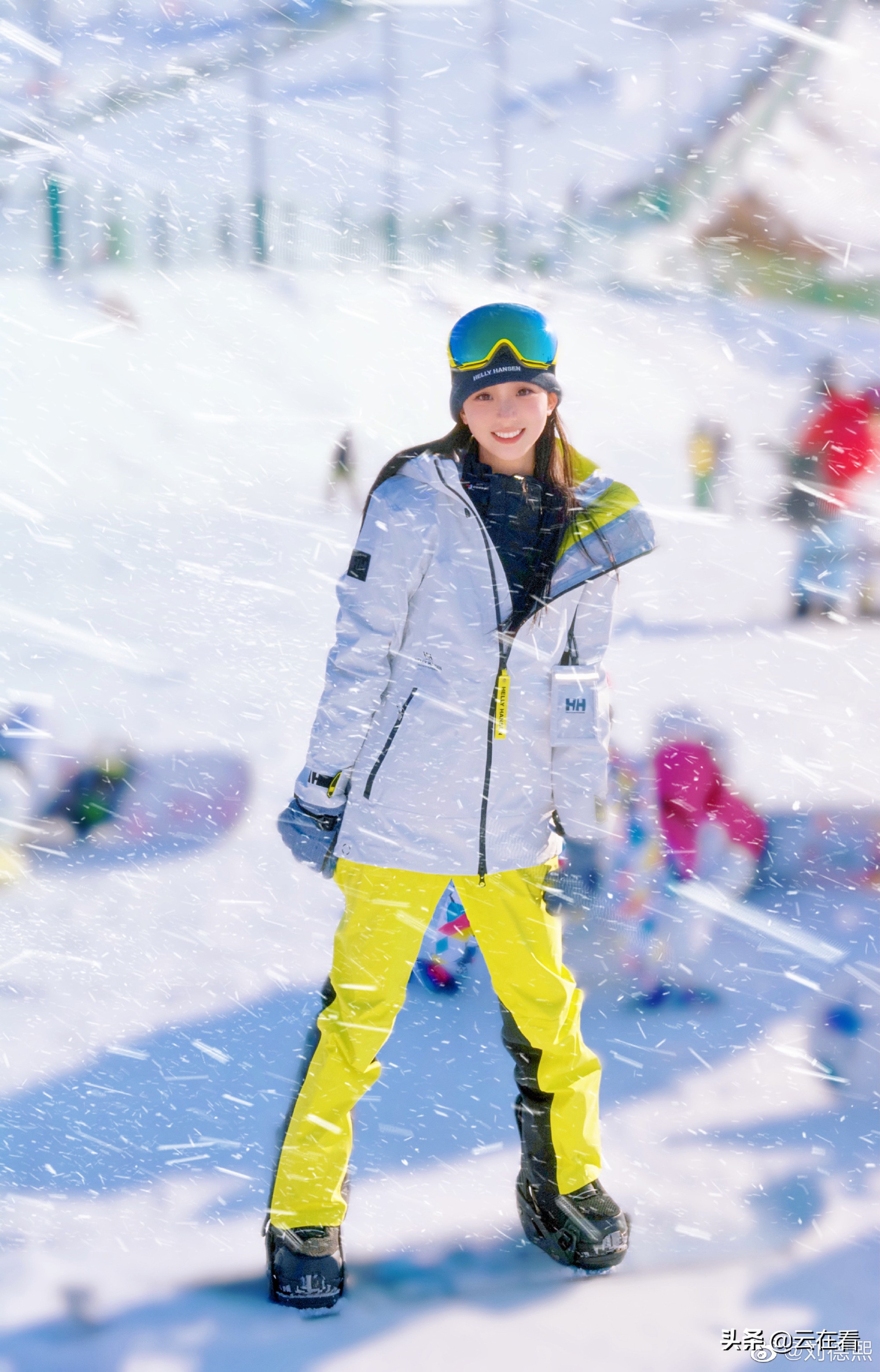 Beauty artist Liu Dexi learns to ski, enjoy charming photos - iNEWS