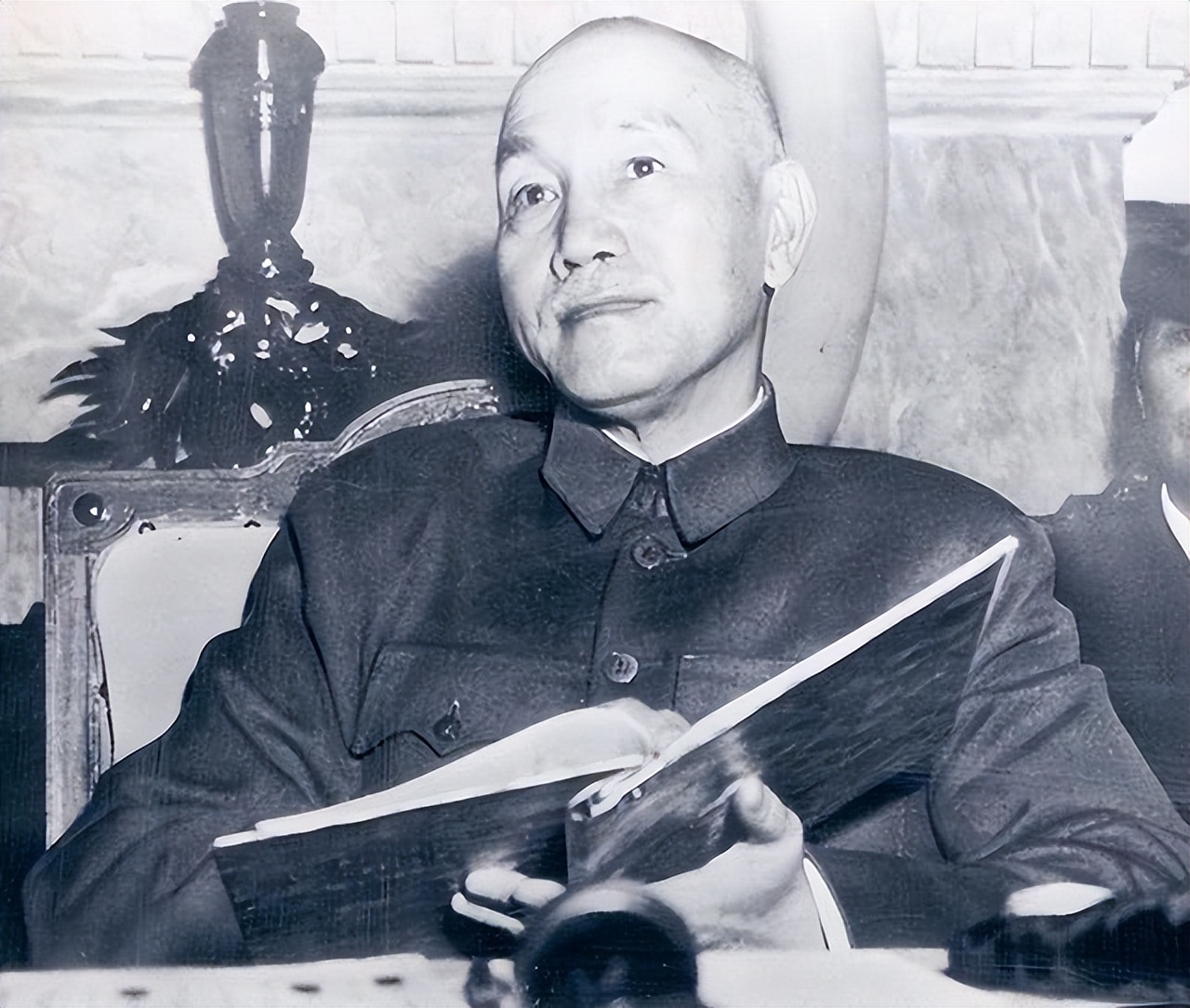 Jiang Weiguo passed away in 1997. After Song Meiling settled his bills ...