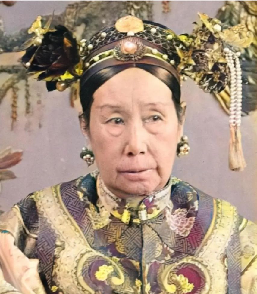 In 1900, Empress Dowager Cixi fled with Guangxu, and the Japanese ...