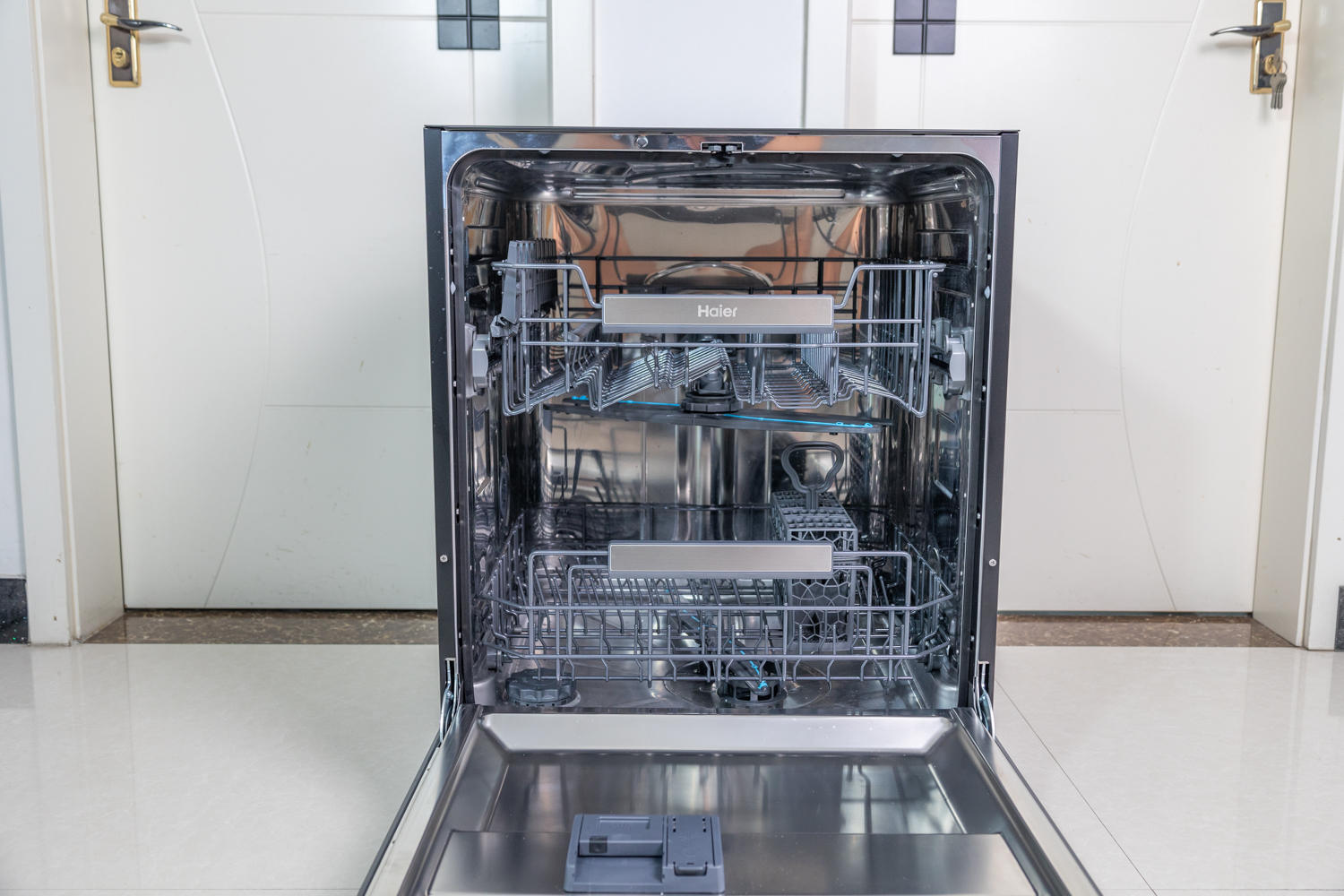 Large-capacity dishwasher more suitable for Chinese - Haier W50 - iNEWS