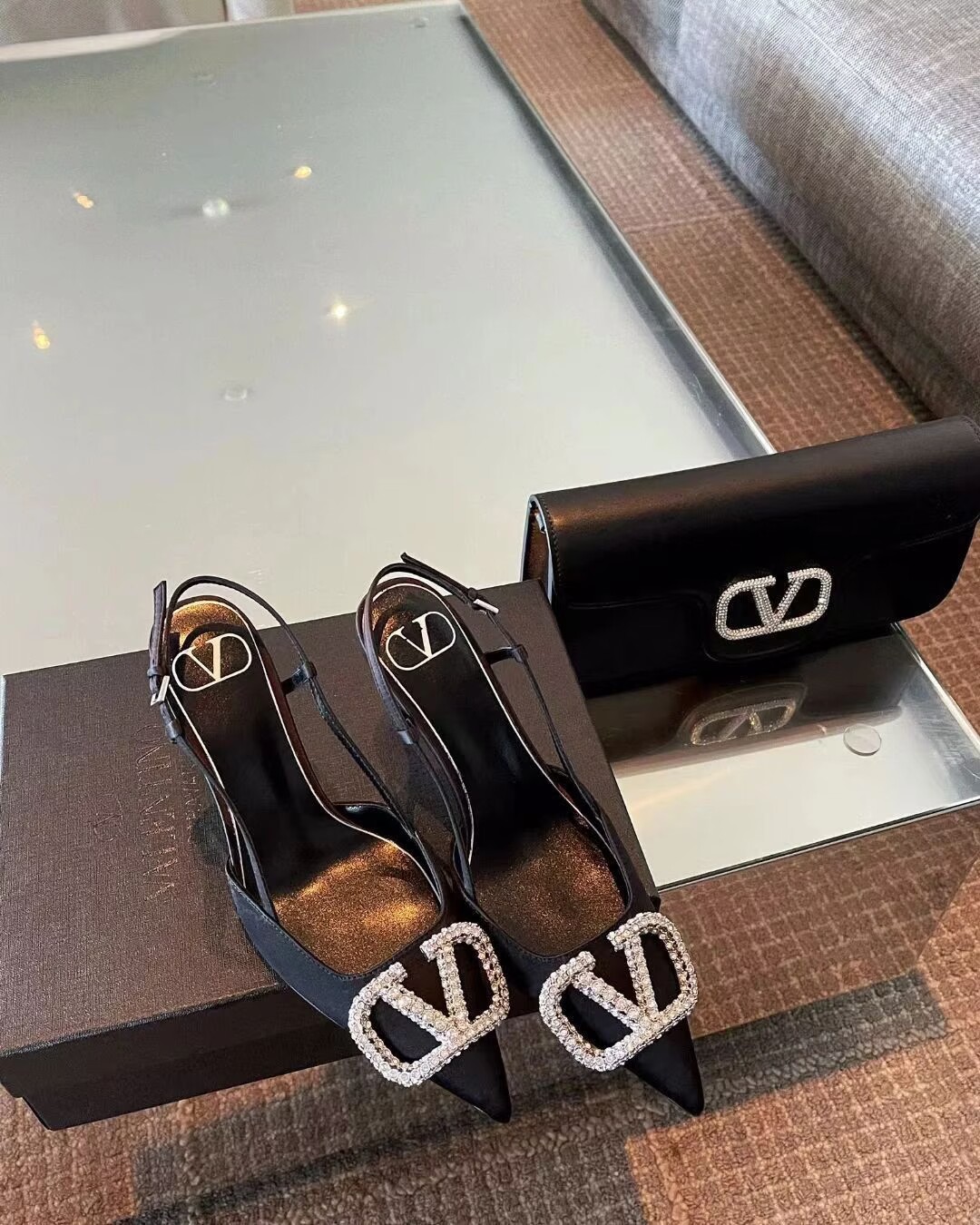 Valentino is really a high-heeled shoe with a ceiling. Hua Tuo Tiannu ...