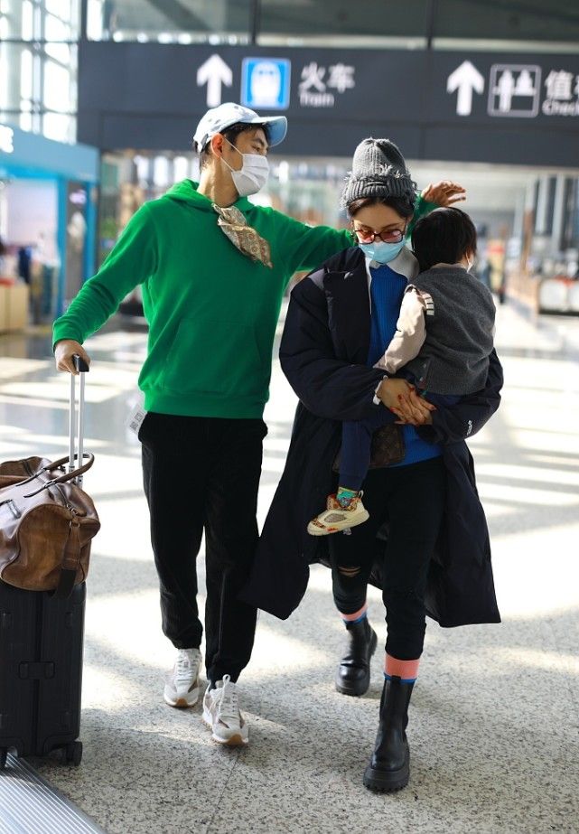 Zhang Xinyi and Yuan Hong were met by chance at the airport with their ...