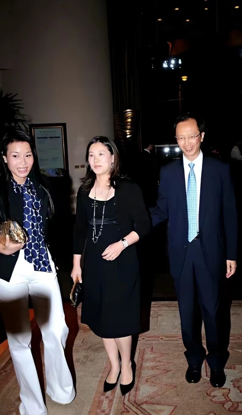 Fu Mingxia accompanies her wealthy husband to appear in public, her ...