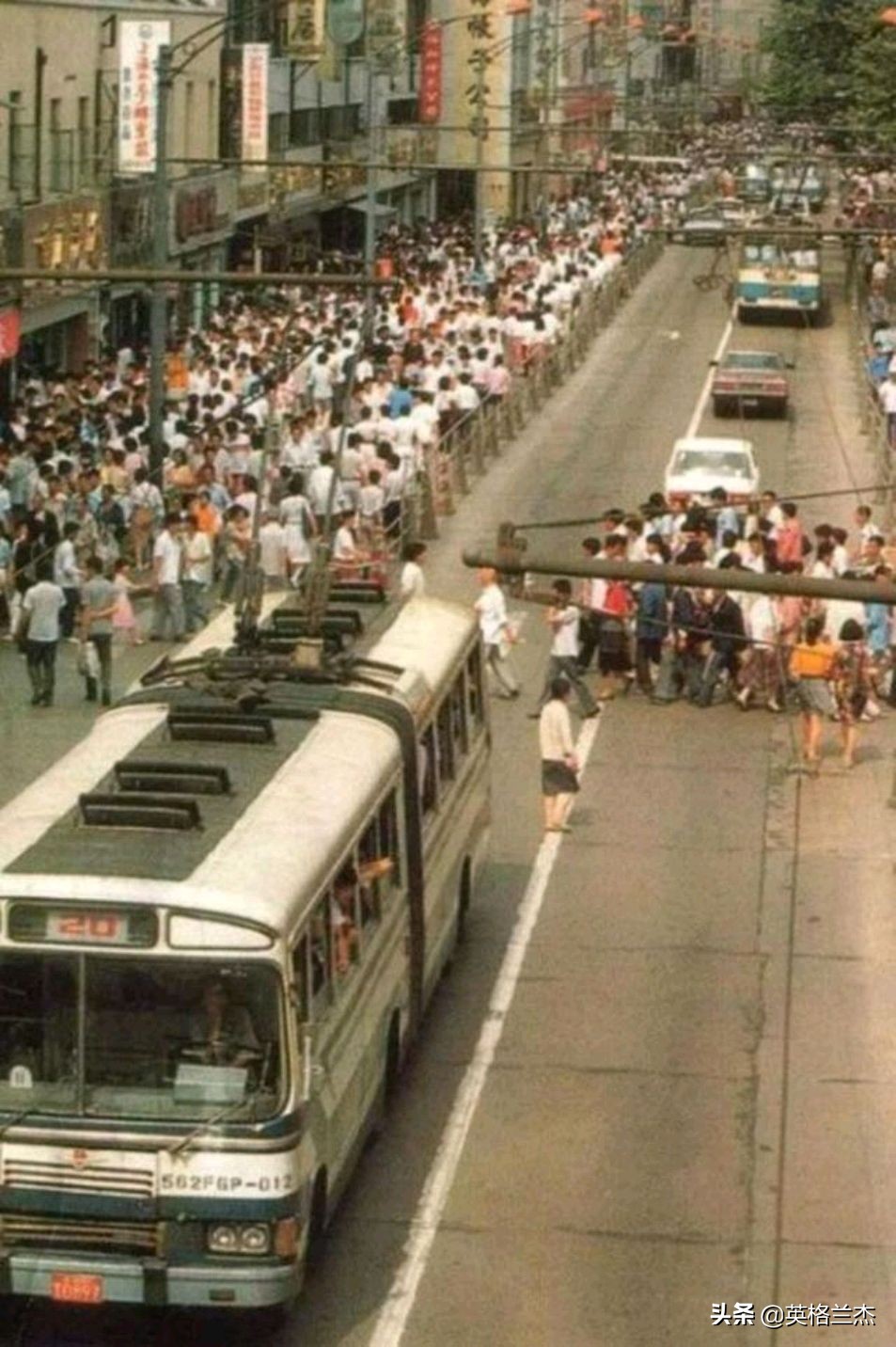 Old photos of Shanghai in the 1980s!Nanjing Road, Shanghai Tower ...
