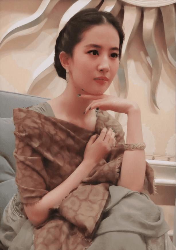When 32-year-old Liu Yifei bumped into 35-year-old Tang Yan, this was ...