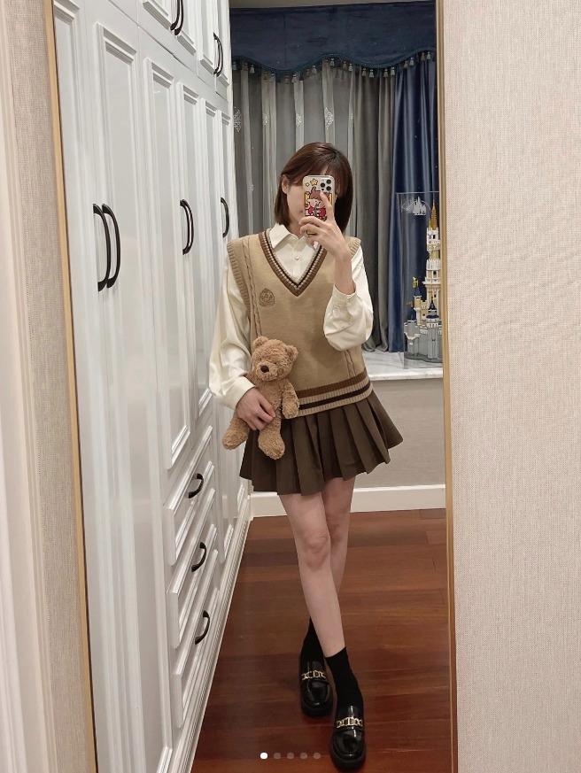 How to wear a preppy look that looks tender and age-reducing? These ...