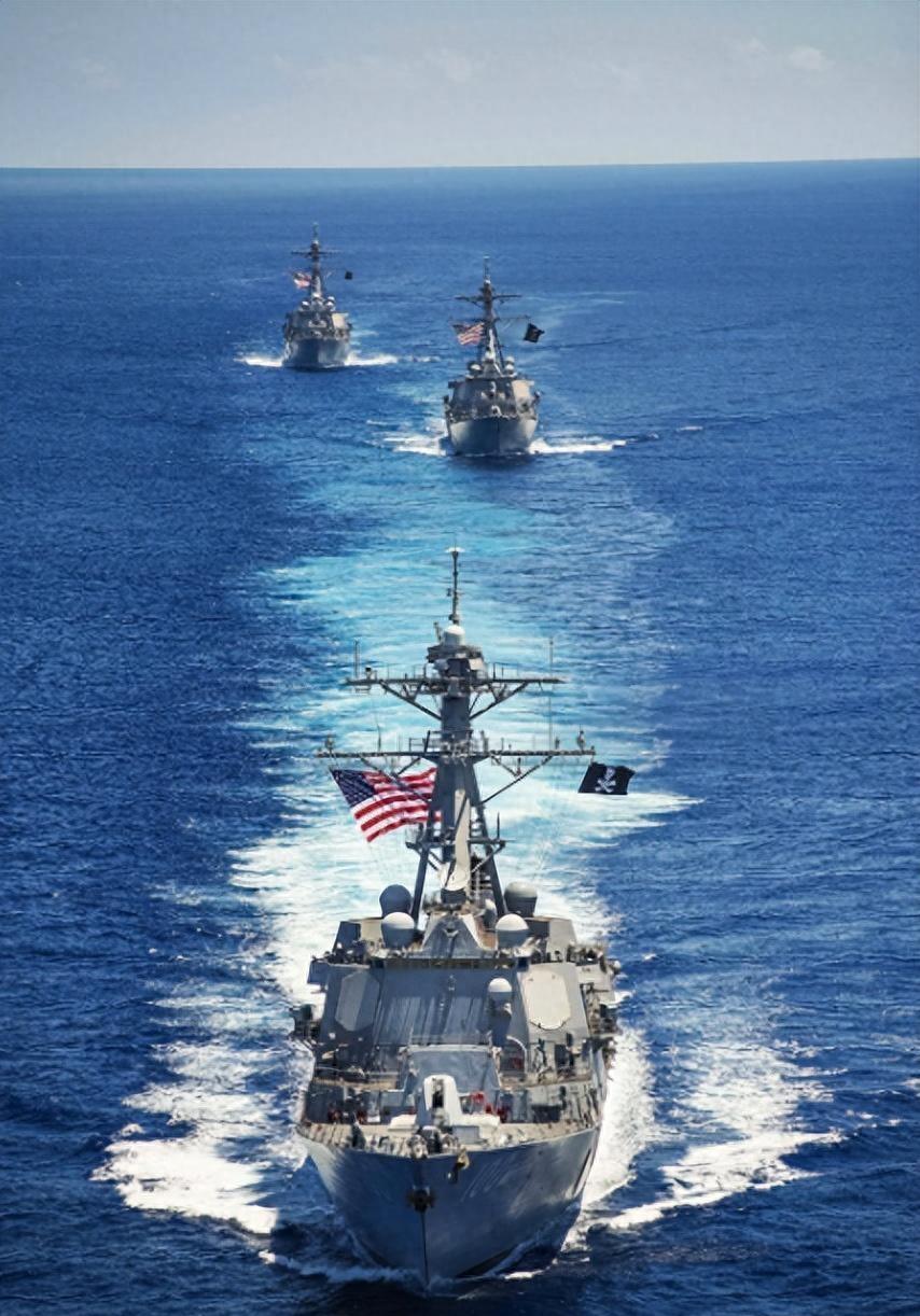 052D has prepared artillery fire. Chinese and American warships are ...