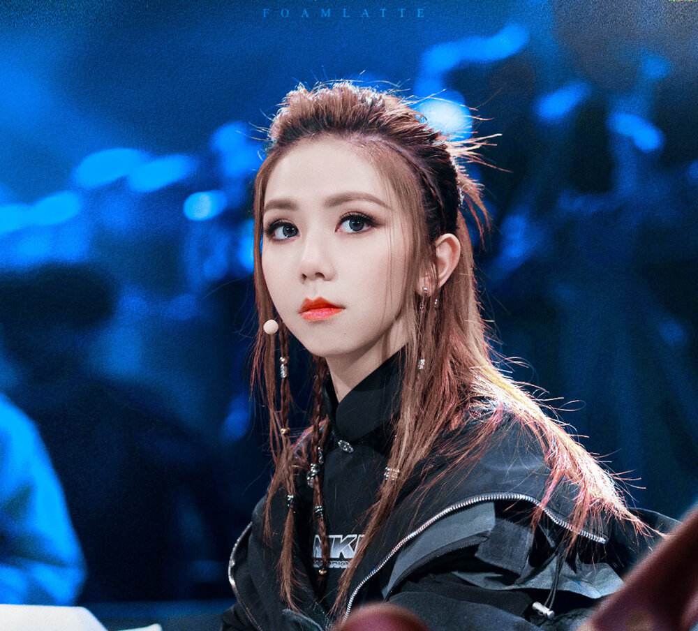 No one knows the debut singer, and the song "Bubble" became famous ...