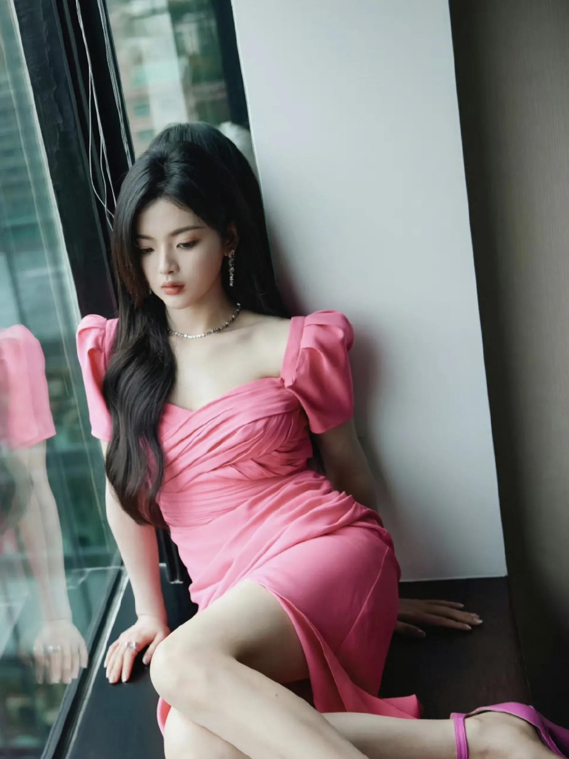 Yang Chaoyue, the pink miniskirt is sweet and sultry - iMedia