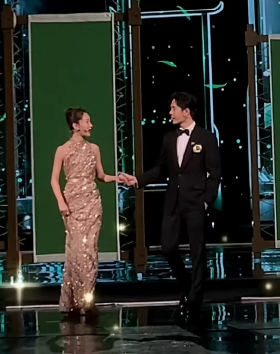 CCTV Mid-Autumn Festival Gala actress styling!Wan Qian's waist is ...