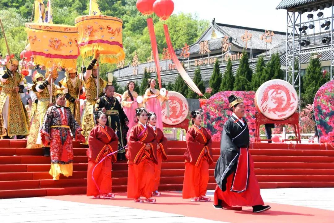 Another year of rhododendron red, the drunken beauty of Ruyang welcomes ...