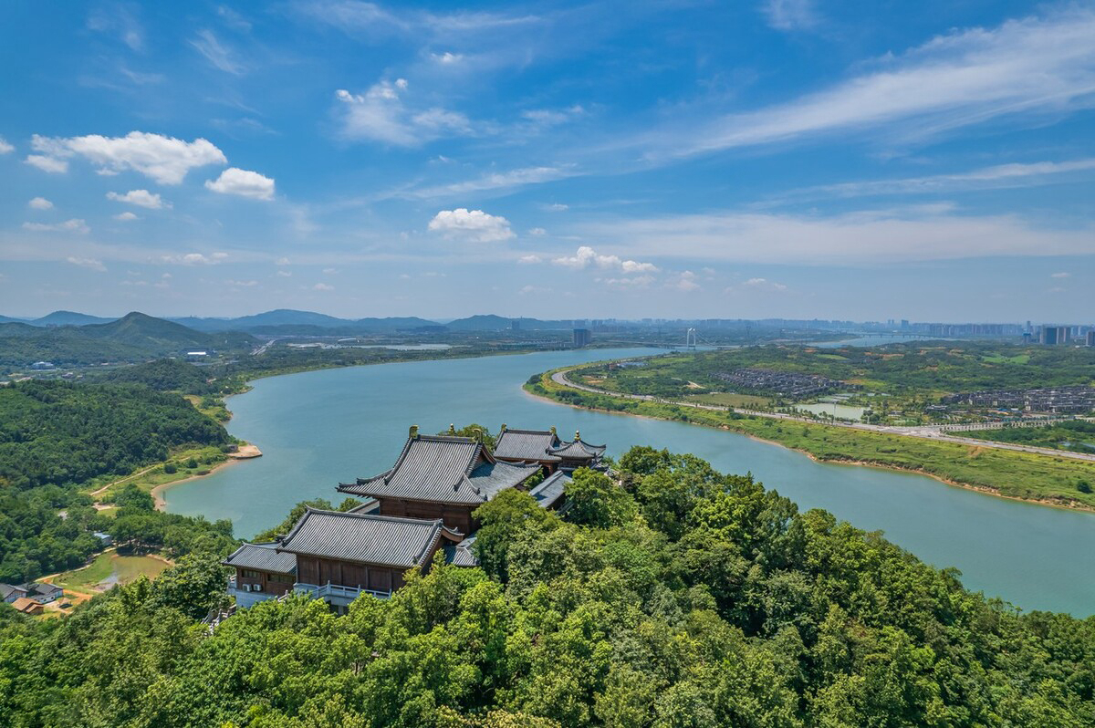 Climbing up and looking at the Xiangjiang River, it is better to come ...