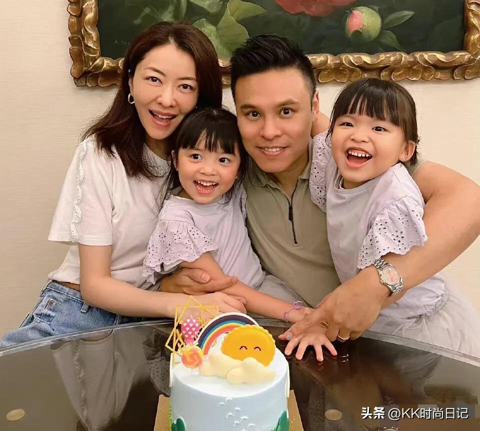 Xiong Dailin holding pink roses on Valentine's Day and posting photos ...