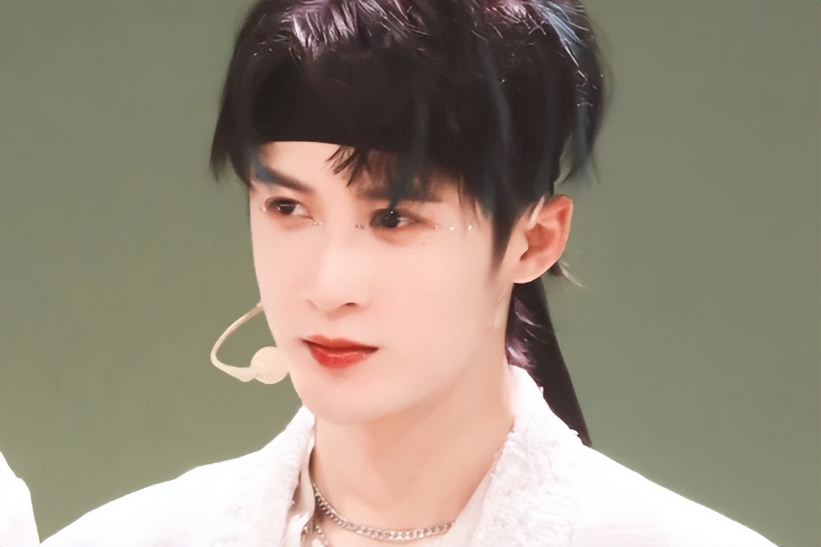 Tan Kenji, who is good at singing and dancing, and has first-class ...