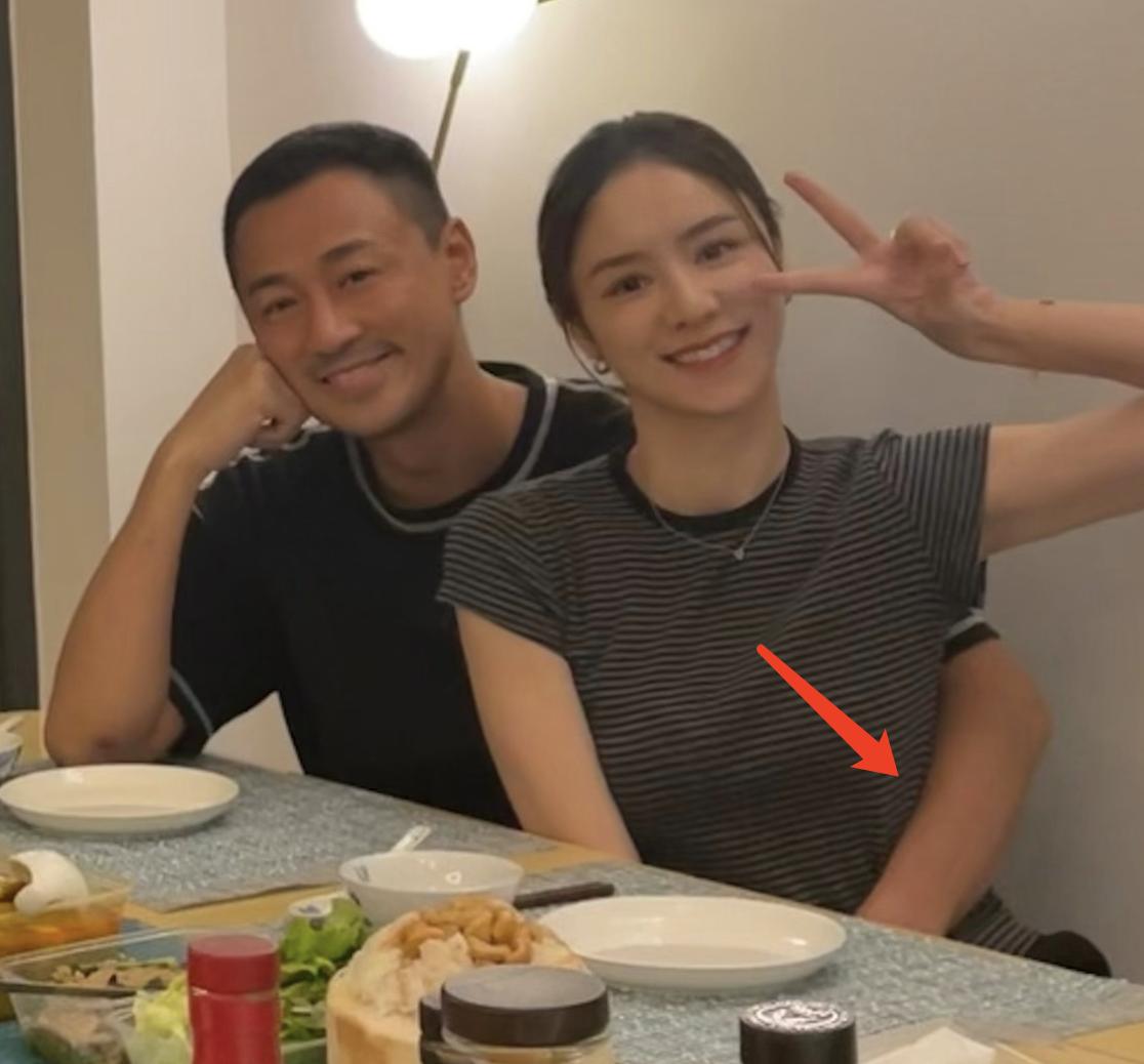 Lin Feng brought his wife and friends together, hugging Zhang Xinyue's waist like a tyrant - iNEWS