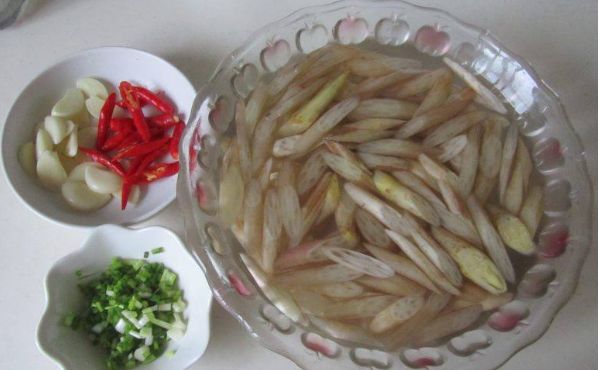 Sour, crispy and delicious, family version of hot and sour lotus root ...