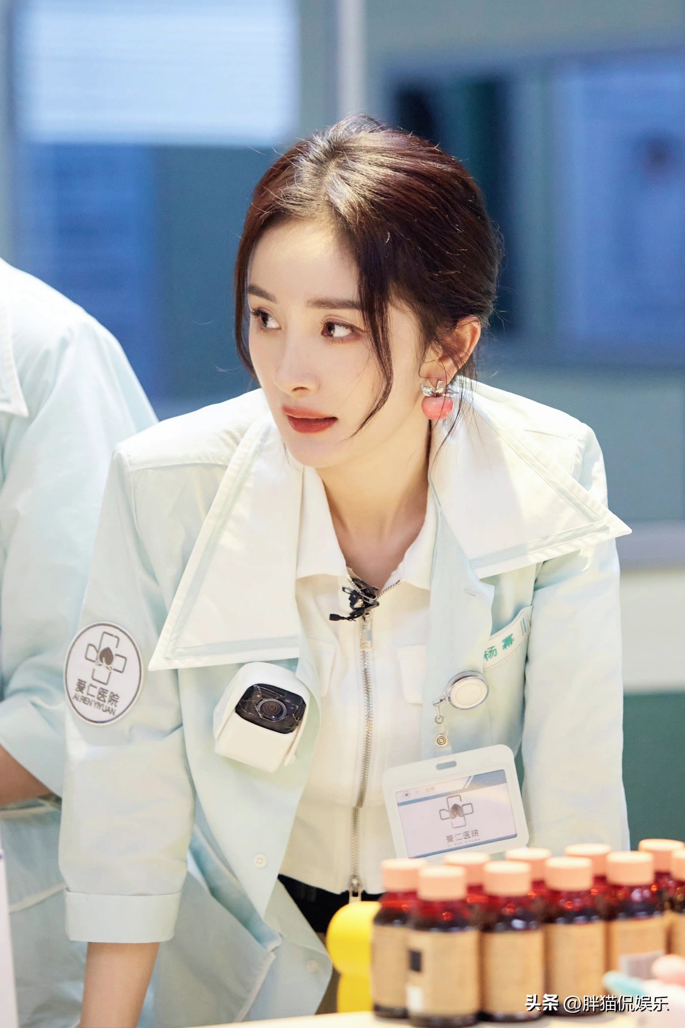 Yang Mi's variety show puts on a gown and turns into a female doctor ...
