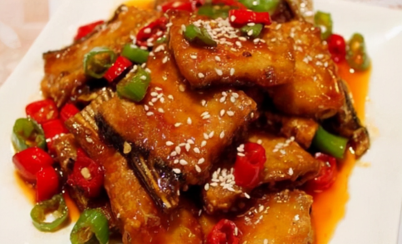 Learn this method, first fried and then braised, the fish is burnt and ...