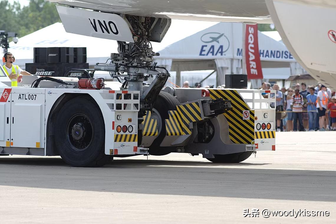 How does the plane move on the ground? - iNEWS